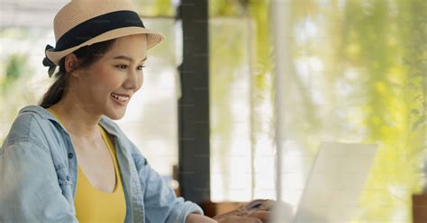 아시아 여성 프리랜서 디지털 유목민 밀레니엄 세대 Y 라이프 스타일 휴식 캐주얼 해변 근처 발코니에서 야외에서 노트북으로 작업 어디서나 일하는 아시아 여성 여행 중 새로운