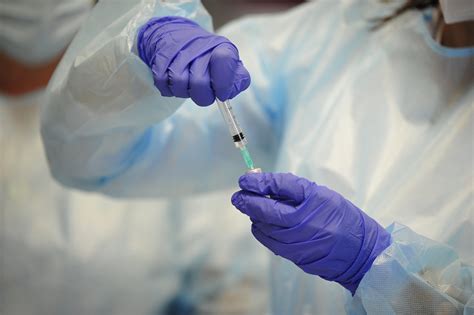 Astrazeneca Ofrece Una Protección Igual De Efectiva Que Las Vacunas De Arnm