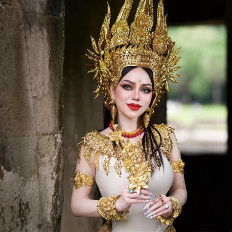 ផ្សារទំនើបយើងខ្ញុំមានលក់សម្ភារៈប្រើប្រាស់គ្រប់ប្រភេទ ថែមទាំងមានលក់នំចំណី ត្រី សាច់ និង បន្លែ