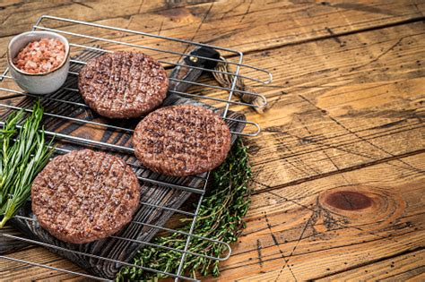 Bbq 구운 버거 쇠고기 고기 스테이크 허브와 함께 그릴에 나무 배경입니다 평면도 복사 공간 가루로 빻은에 대한 스톡 사진 및