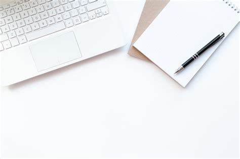 밝은 흰색 백라운드에 노트북 메모장 및 펜이있는 작업장 공간을 복사합니다 닫습니다 맨 위 보기입니다 개념 비즈니스 0명에 대한 스톡 사진 및 기타 이미지 Istock