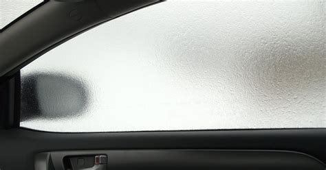 NOS CONSEILS ET ASTUCES POUR DÉGIVRER VOTRE PARE BRISE FACILEMENT