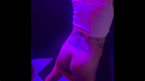 Ebony荡妇在圣安德鲁斯十字架上被鞭打