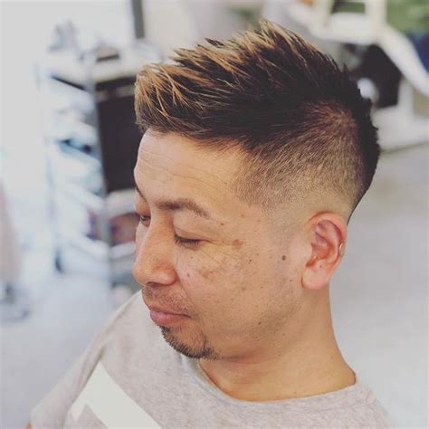 男生渐变式发型 油头发型 剃鬓角发型是今年最流行的元素