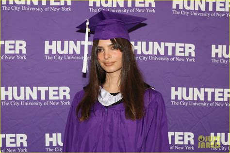 Photo Emily Ratajkowski Hunter College Commencement 08 Photo 4883232