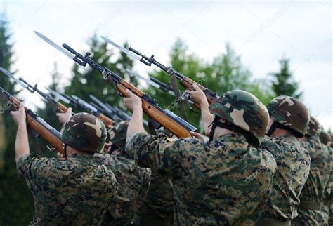 Soldados con uniforme de camuflaje militar en formación del ejército