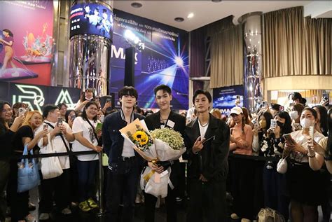 แม่นายหน่อง อรุโณชา ร่วมงานรอบสื่อมวลชน ภาพยนตร์ พี่นาค4 พร้อมมอบช่อดอกไม้ เพื่อร่วมแสดงความ