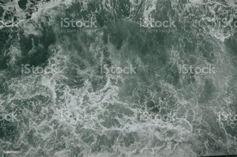 장엄한 흰 볏이 있는 파도가 해안선에 부딪히는 바다 바콜로드 시티 네그로스 옥시덴탈 0명에 대한 스톡 사진 및 기타 이미지