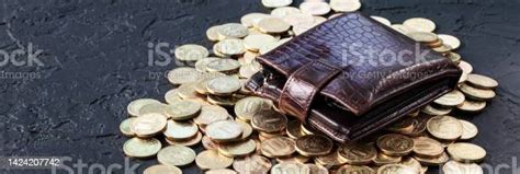 검은 배경에 금화와 지갑 Bannerpile Of Gold Coins 공간을 복사합니다 보물 찾기돈이있는 지갑 월렛 위트 금화