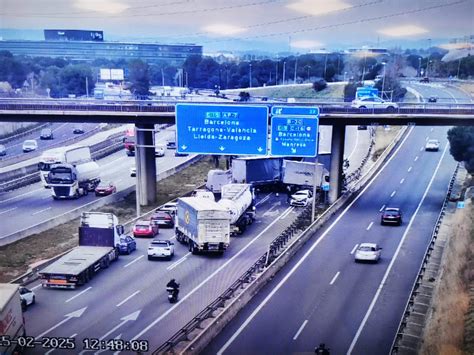 Tallada l AP a Sant Cugat en sentit sud per un accident múltiple