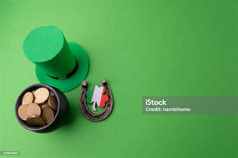 해피 세인트 패 트 릭 일 요정 모자 금화와 녹색 배경에 운이 좋은 매력 상위 뷰 0명에 대한 스톡 사진 및 기타 이미지 0