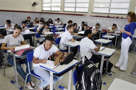 Professores da rede pública ganham em média R 3 3 mil SEnoticias