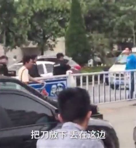 男子持刀与警察对抗被开枪击倒手机凤凰网