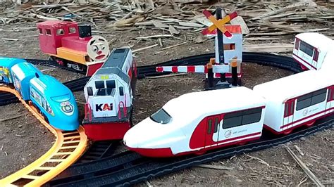 Drama Kereta Api Tabrakan Dan Anjlok Menemukan Dan Merakit Mainan