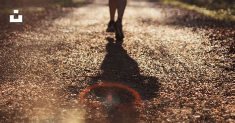 흰 셔츠와 검은 반바지를 입은 남자가 낮에 나무 사이의 흙길을 걷고 있다 사진 Unsplash의 무료 쾨니히스포르스트 이미지