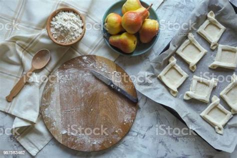 배와 퍼프 페스트 리의의 파이 수 제 케이크입니다 둥근 커팅 보드에 비문에 대 한 공간을 복사 합니다 갈색에 대한 스톡 사진 및 기타 이미지 Istock