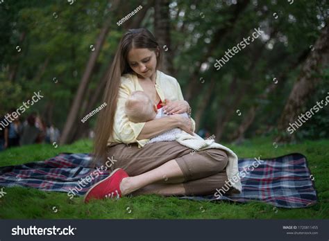 어린 아름다운 어머니가 갓난 아기와 가슴받이를 스톡 사진 1720811455 Shutterstock