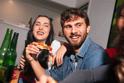 Des Amis Qui Mangent De La Pizza Photo Gratuite