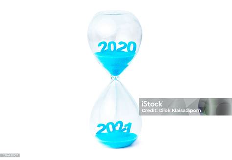 메리 크리스마스 Amp 새해 복 많은 새해 휴가 개념 흰색 배경에 2020에서 2021 년 변경에 대 한 흐르는 푸른 모래를
