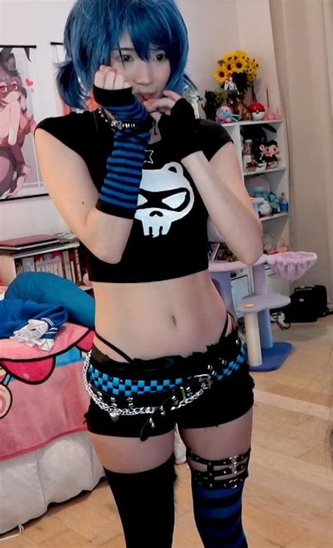 Emiru Streamer Getting Dressed Up As A Vtuber Bild