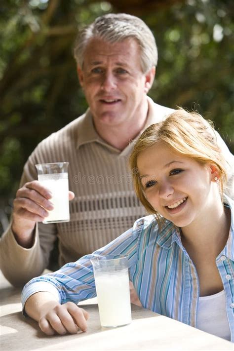 Vater Und Tochter Die Limonade Essen Stockbild Bild Von Getränk