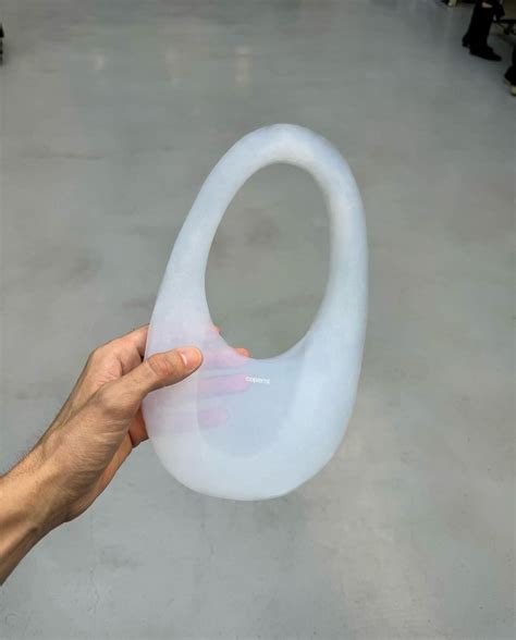 Air Swipe Coperni Lança Bolsa Feita Com 99 De Ar E 1 De Vidro