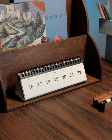 컴포지션 스튜디오 하루 한 칸으로 시작하는 기록 생활 3개월 테마 캘린더 Point 1 높은 활용도 절취선이 있는 포스터 캘린더는 펼치거나 접고 자를 수 있어