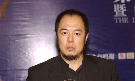 张铁林还是中国人吗？别看人家说得那么好听，他早就不是中国人了英国