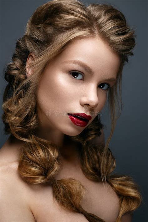 Bella Ragazza Con Le Trecce Ed Il Trucco Delicato Nude Modello Di
