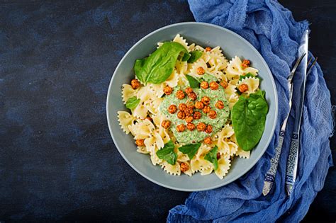 채식주의 Farfalle 파스타 튀김된 Chickpeas와 시금치 소스와 함께 적절 한 영양입니다 스포츠 영양입니다 식이 메뉴