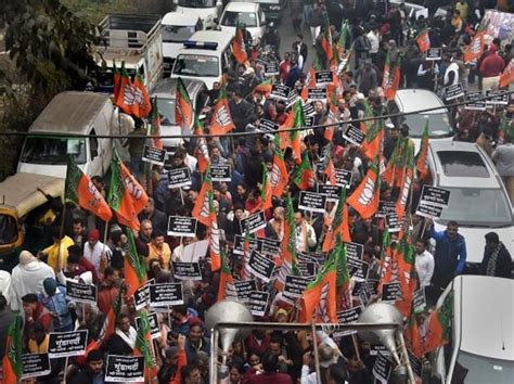 Mcd Brawl Bjp Leaders Protesting Outside Kejriwals House Detained