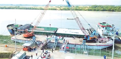 ပုသိမ်စက်မှုမြို့တော်ဆိပ်ကမ်းမှ ဘင်္ဂလားဒေ့ရှ်နိုင်ငံသို့ တင်ပို့နေသော