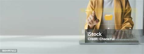 파일 관리 및 온라인 데이터베이스에 파일 데이터 업로드 클라우드에 데이터 파일 저장 조직의 문서 데이터 관리 온라인 데이터베이스 관리 회사에서 클라우드 사용 가상현실에 대한