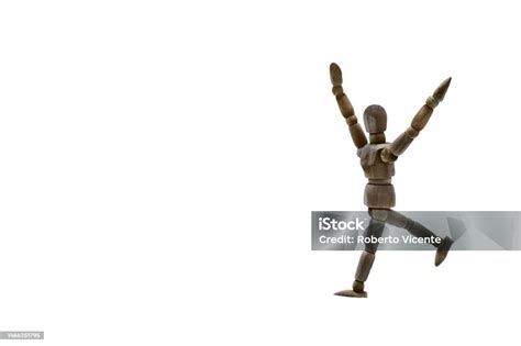 중립적인 흰색 배경을 가진 어두운 색의 나무 마네킹 사진 자를 수 있는 사진 개념 선택적 초점 복사 공간 0명에 대한 스톡 사진