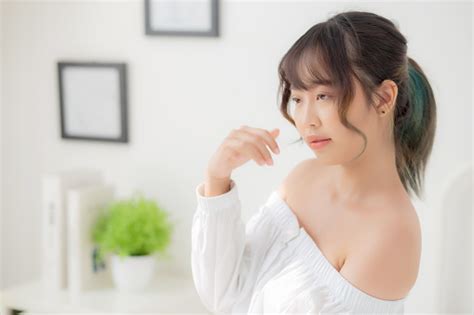 화장품 소녀 행복하고 미소 매력 피부 관리 및 건강 관리 개념으로 집에서 침실에서 웰빙과 완벽한 아름다움의 얼굴의 아름다운 젊은