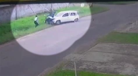 Vídeo Motorista Flagra Assalto E Joga Carro Contra Suspeitos No Pr