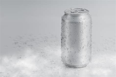 흰색 배경 음료 물 에너지 음료 맥주 주스 알코올 및 소다 담수 방울 광고 3d 렌더링 그림에 알루미늄 캔 구름 및 물방울
