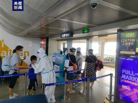 海南三亚：又一批因疫情滞留游客乘飞机返回航班工作何英平