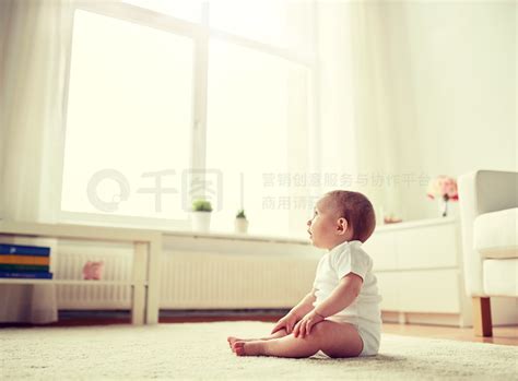 概念高清图片 童年，婴儿期和人概念 愉快的矮小的男婴或女孩在家坐地板开心宝贝男孩或女孩坐在家里的地板上 人像图片免费下载格式4437