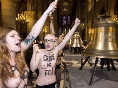 Desnudas Feministas Celebraron La Renuncia Papal Infobae