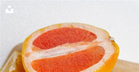 녹색 잎에 얇게 썬 오렌지 과일 사진 Unsplash의 무료 감귤류 이미지