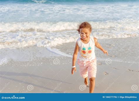 Feliz Garotinha Divirta Se E Divirta Se Na Bela Praia Foto De Stock