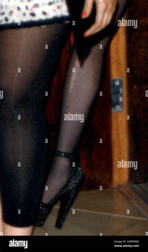 Lindsay Lohan Doesn T Seem To Be N The Holiday Spirit As She Leaves A