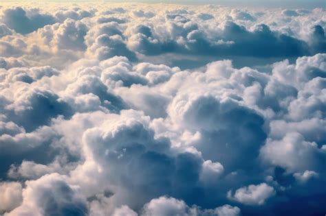 Nubes sobre un cielo azul al atardecer vista de nubes a través de nubes