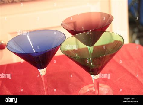 Vintage Colored Martini Glasses Jeden Tag Werden Tausende Neue