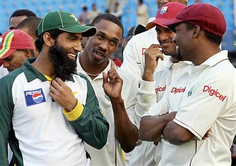 Dwayne Bravo Daren Ganga And Brian Lara Chat With Mohammad Yousuf Who Received The Man Of The