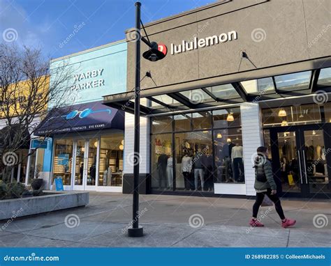 Lynnwood Wa Usa Circa January 2023 Wide View Of People Shopping At
