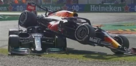 Verstappen é Punido Por Acidente Com Hamilton E Perde Posições No Grid