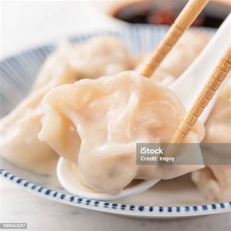 신선하고 맛있는 삶은 돼지고기 간장과 젓가락을 곁들인 흰색 배경의 새우 교자 만두 닫기 라이프 스타일 홈 메이드 디자인 컨셉 0