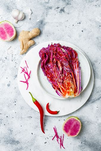 양배추 김치 평면도 보라색 양배추와 박 무 김치를 준비 합니다 장내 건강을 위한 발효 및 채식 프로 바이오 틱 식품 건강한